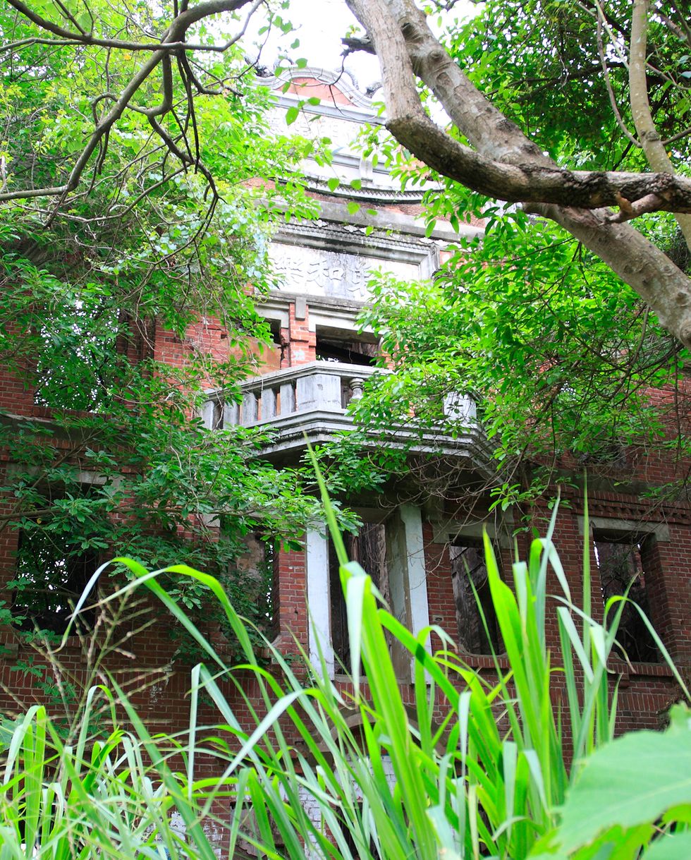 Deserted Houses with History So Unsettling It'll Make Your Toes Curl