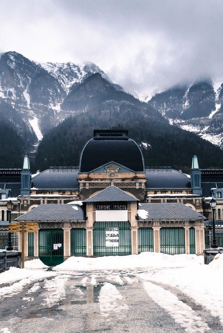 The World's Most Beautiful Deserted Locations - Bluekingo