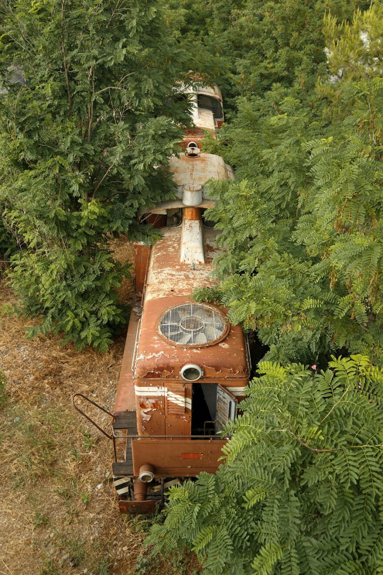 I Captured 15 eerie pictures of ghost trains that depict abandoned ...