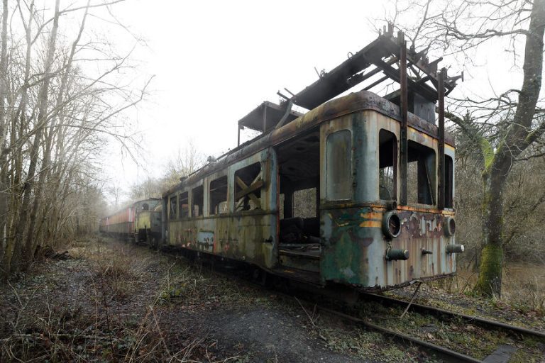 I Captured 15 eerie pictures of ghost trains that depict abandoned ...