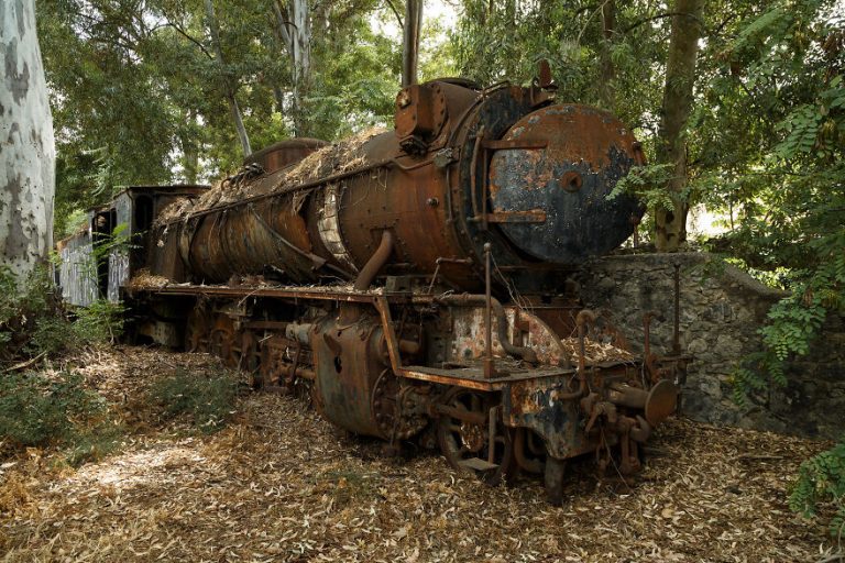 I Captured 15 eerie pictures of ghost trains that depict abandoned ...